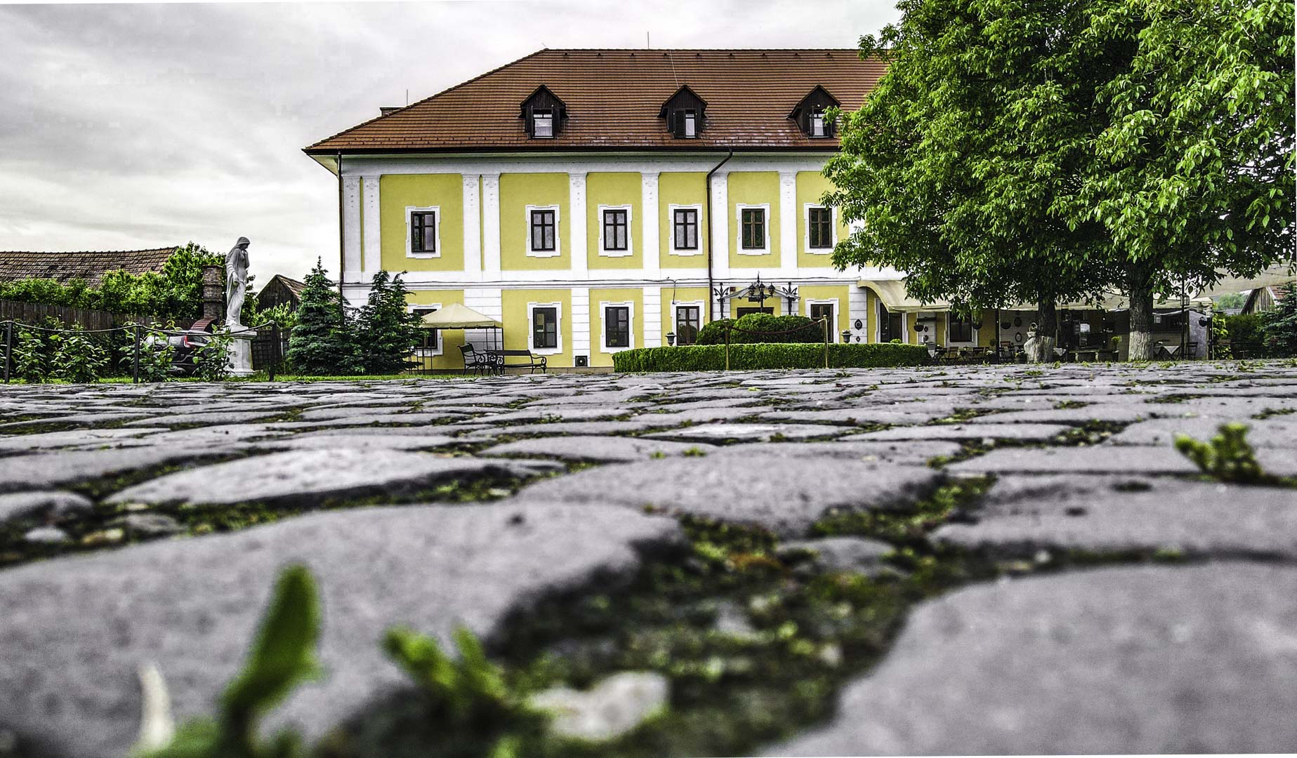 Ne-am cazat la Castelul Haller. Află istoria unei reconstituiri de ...