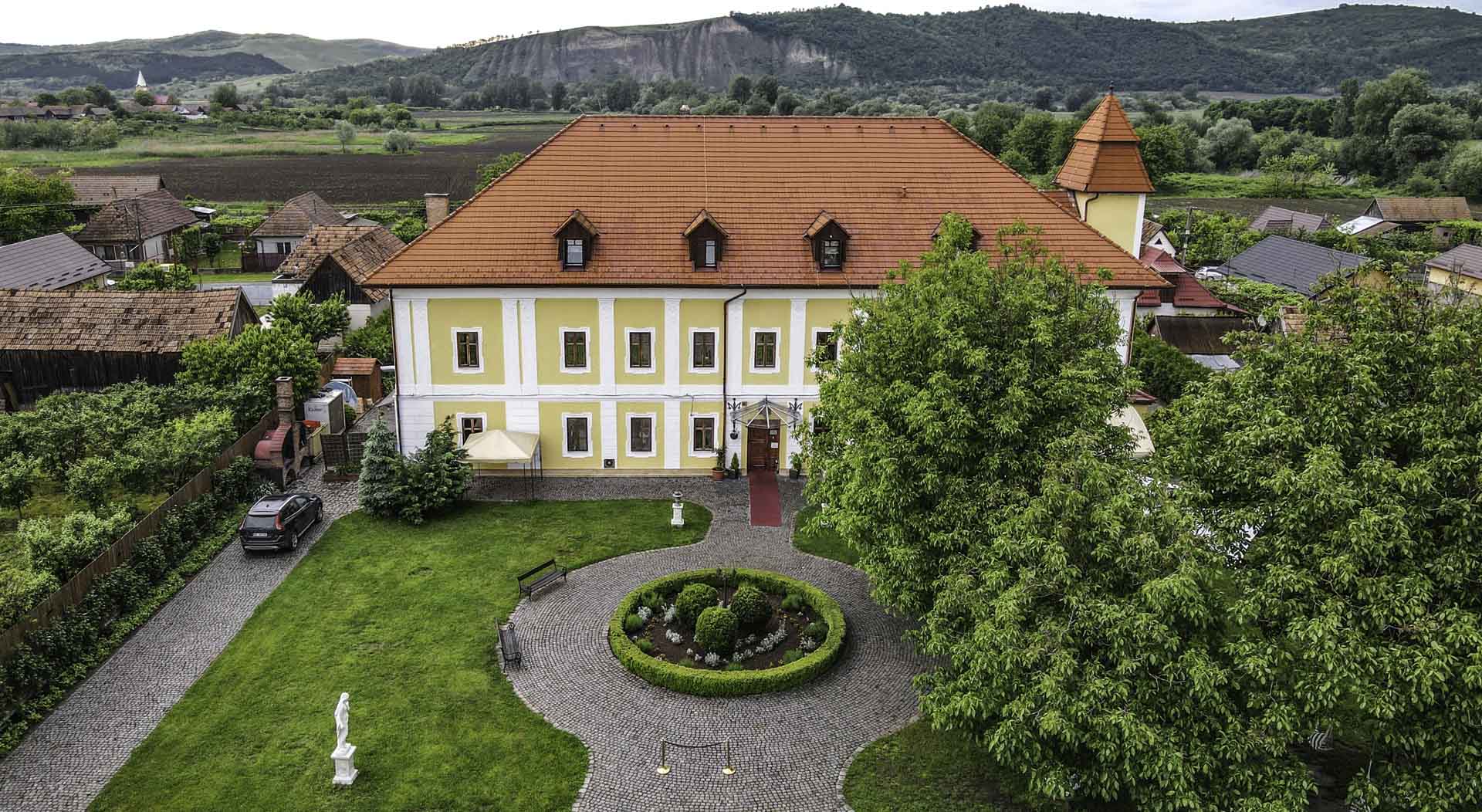 Ne-am cazat la Castelul Haller. Află istoria unei reconstituiri de ...