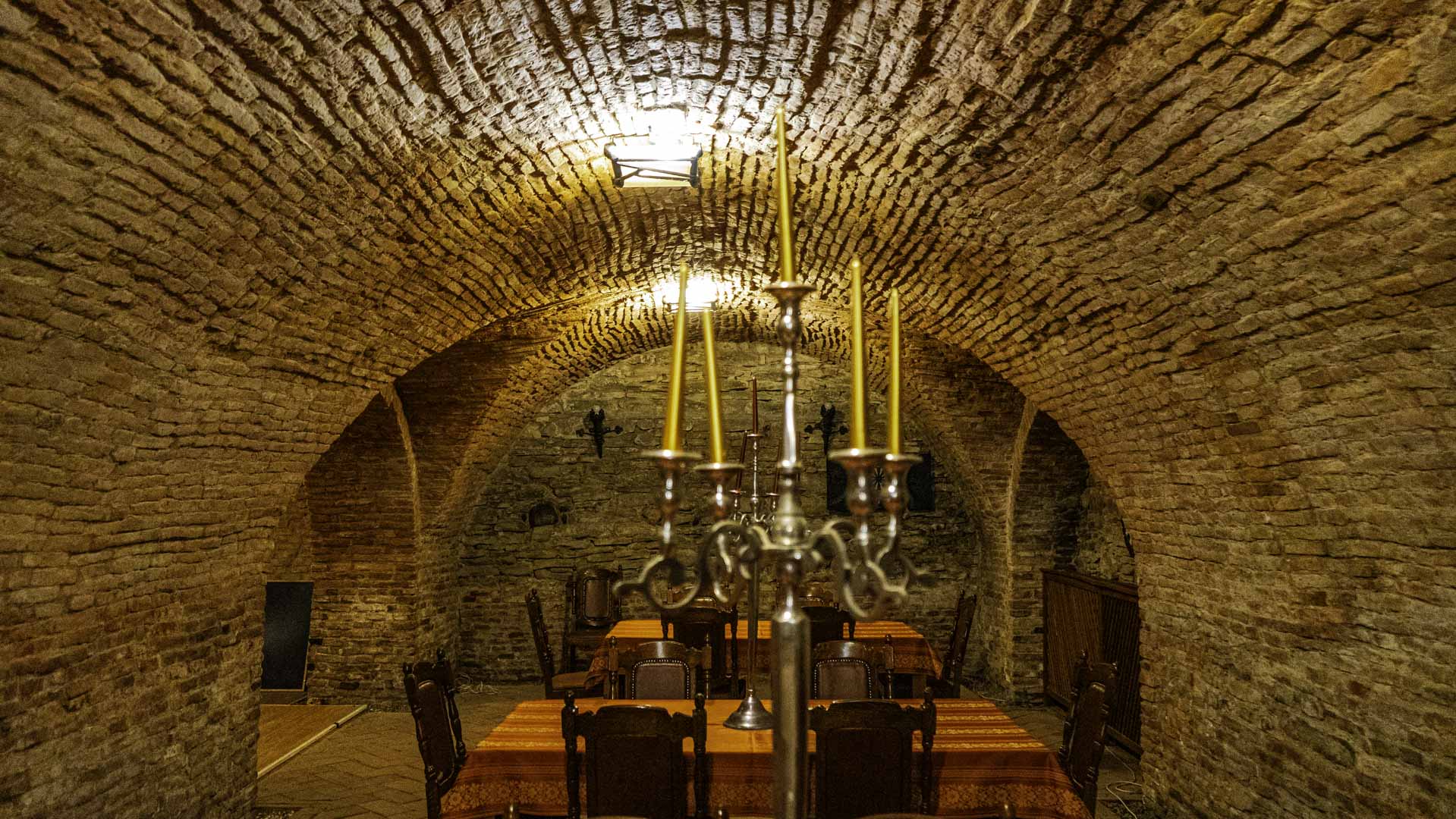 Ne-am cazat la Castelul Haller. Află istoria unei reconstituiri de ...