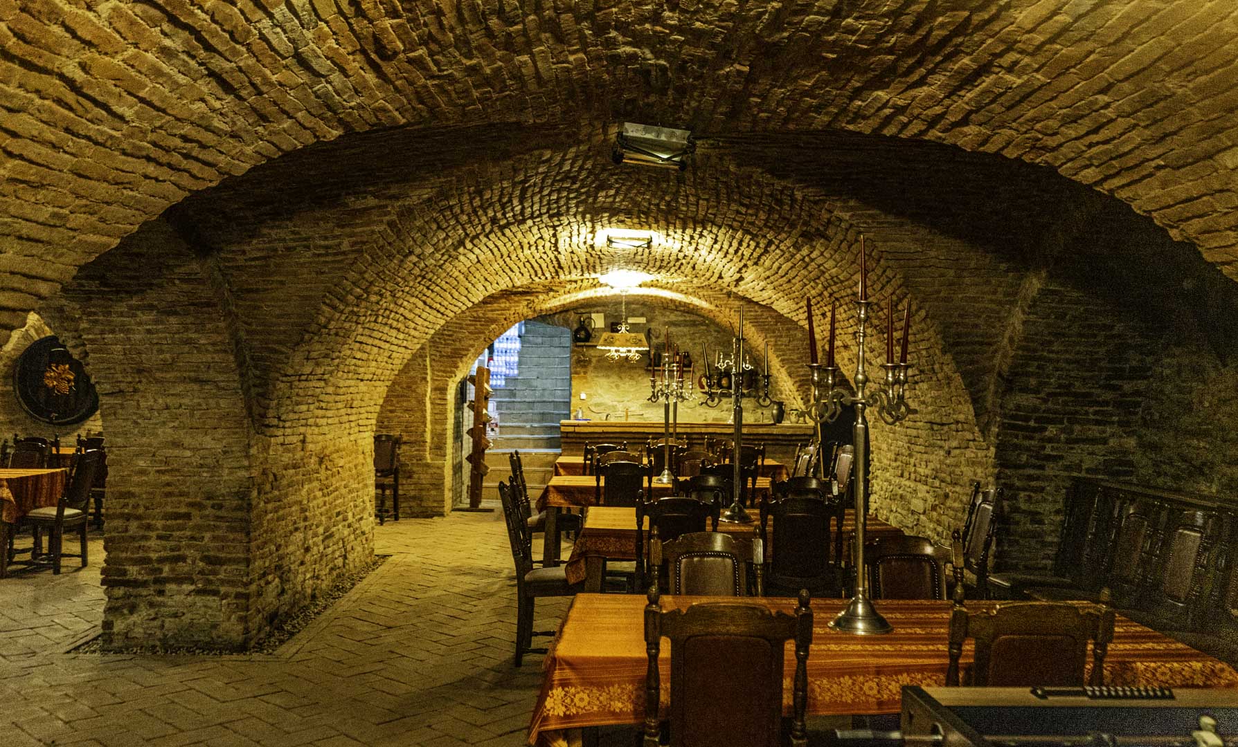 Ne-am cazat la Castelul Haller. Află istoria unei reconstituiri de ...