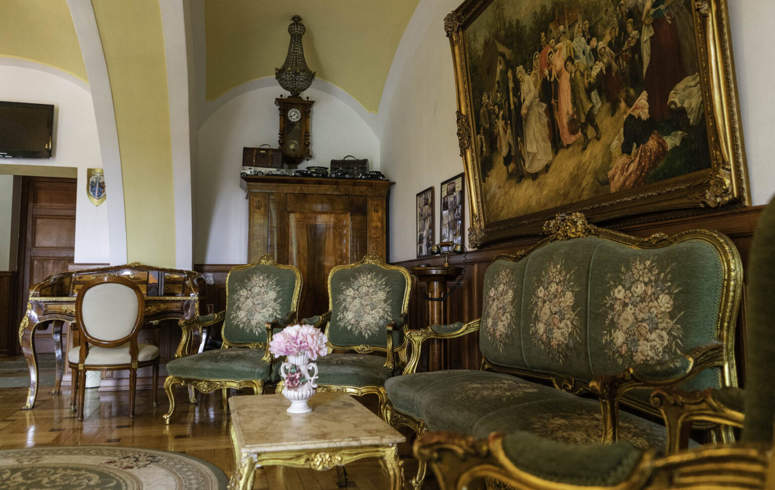 Ne-am cazat la Castelul Haller. Află istoria unei reconstituiri de ...